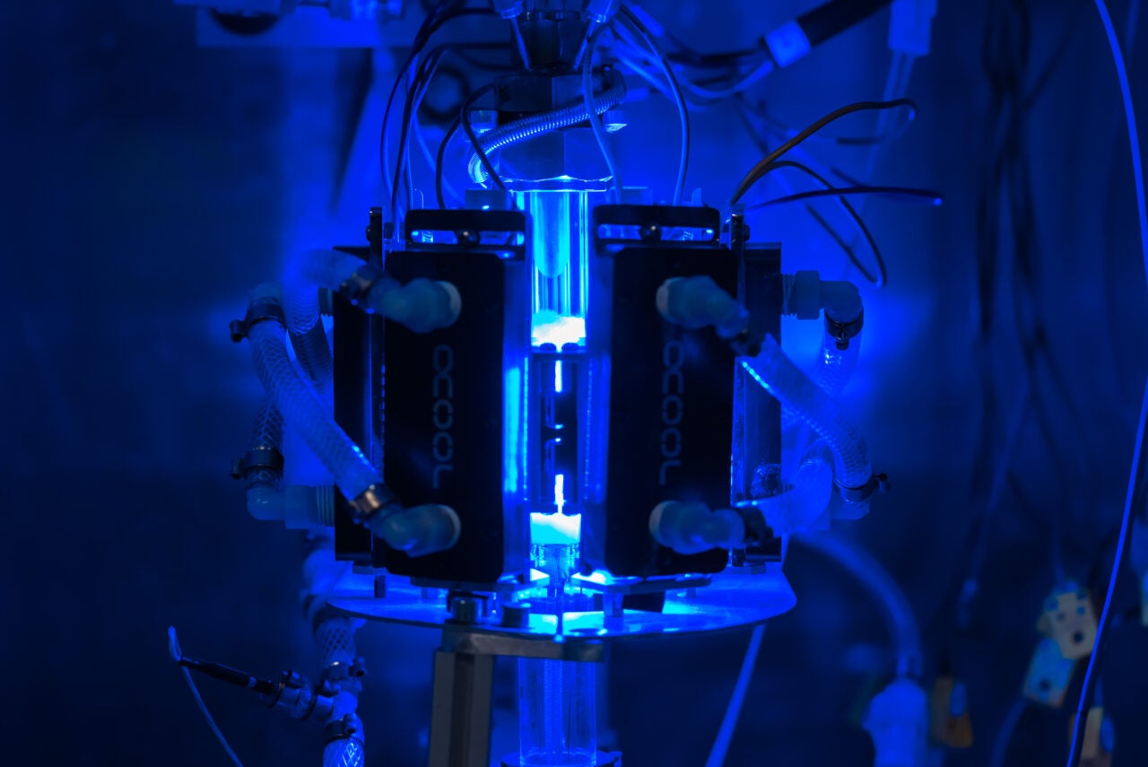 This photocatalytic reactor system makes chemicals without fossil fuels ...