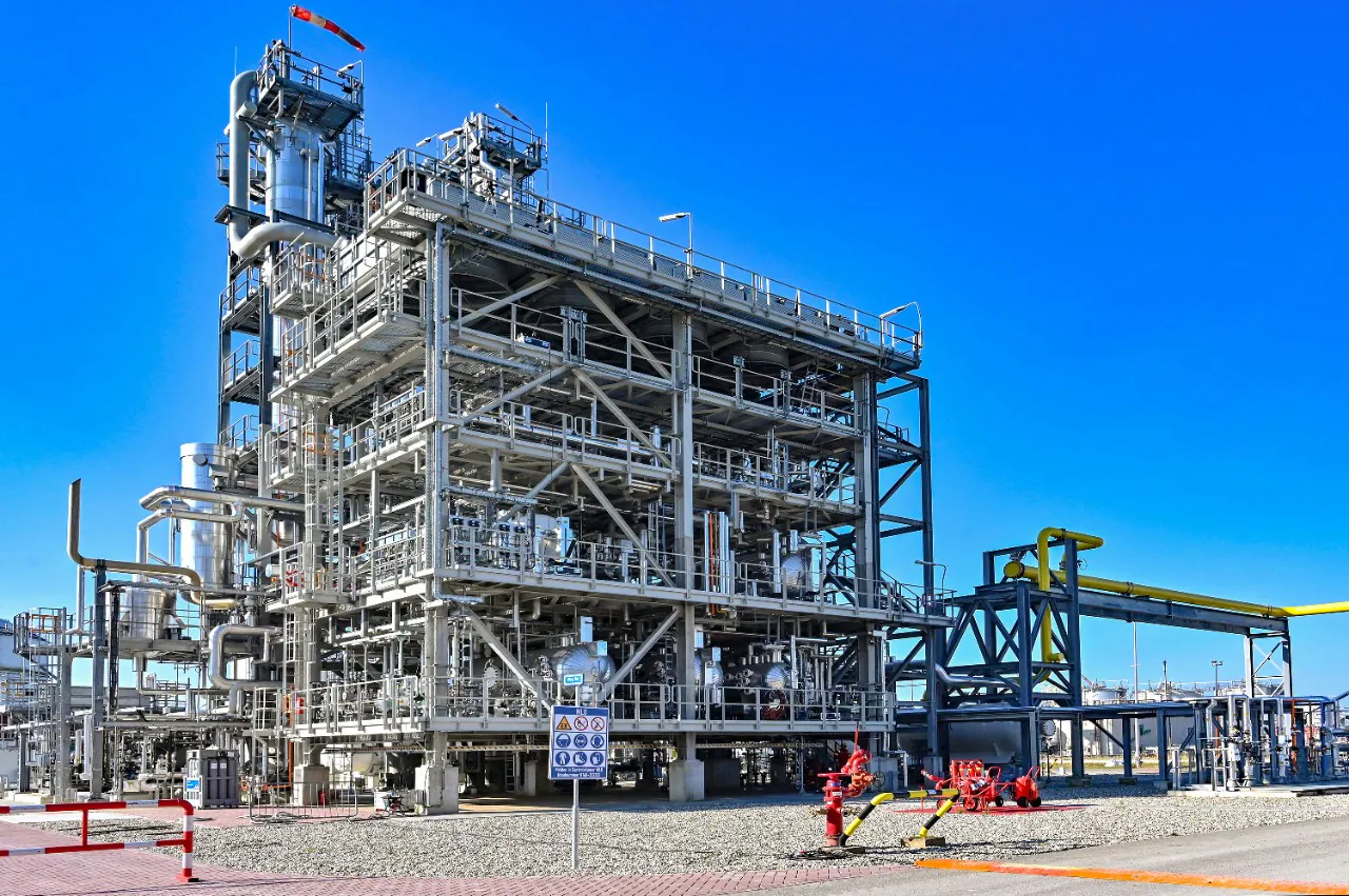 Shell Chemicals Park Moerdijk begins processing pyrolysis oil with new ...